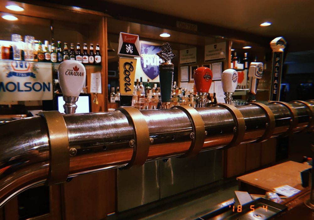 About Us - Queen's Pub